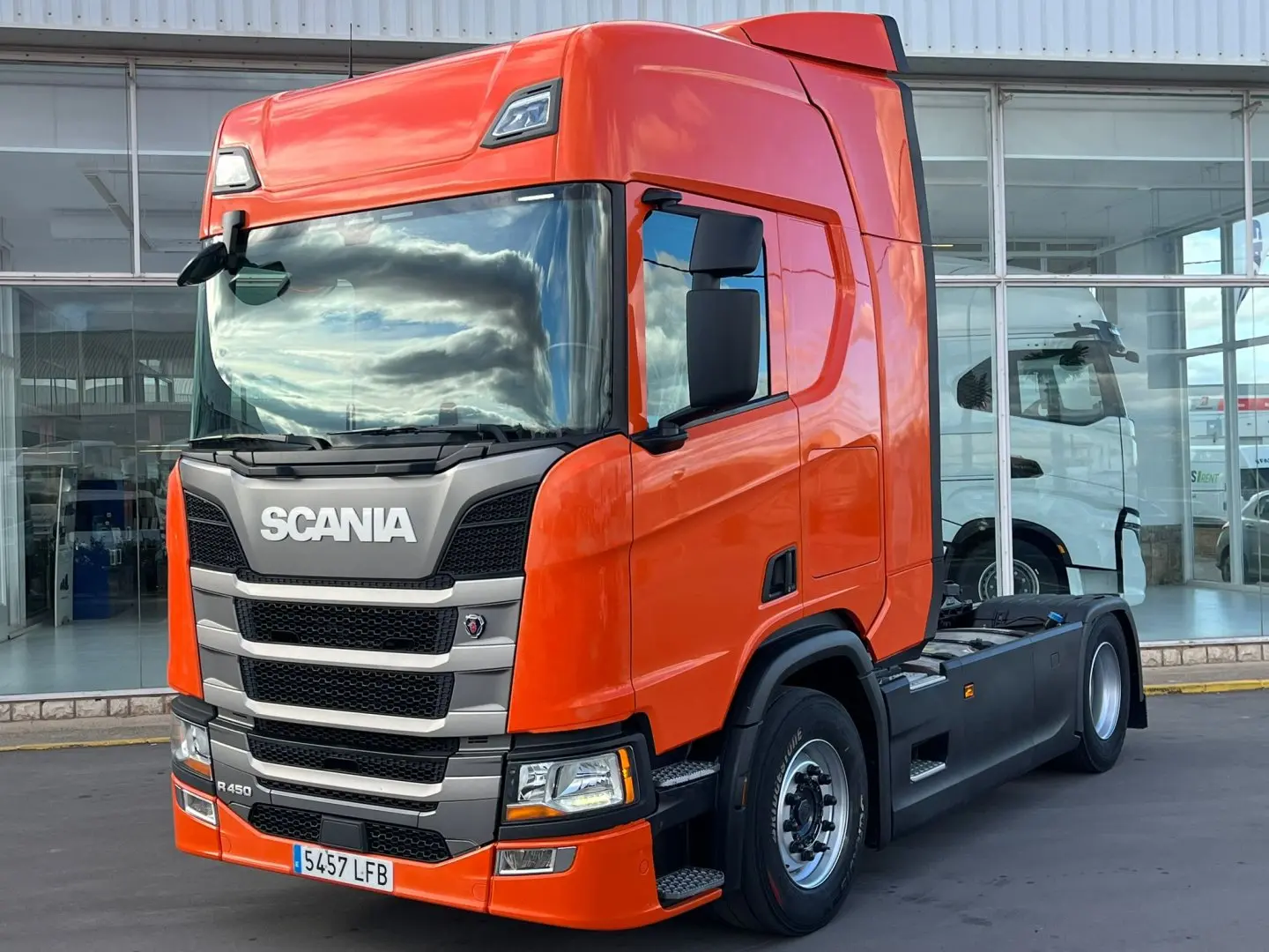 SCANIA R450: Tecnología y Eficiencia en el Transporte de Larga Distancia
